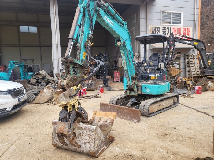 코벨코 미니굴삭기 SK35 2017년 3000시간 회전집게 포함 매매