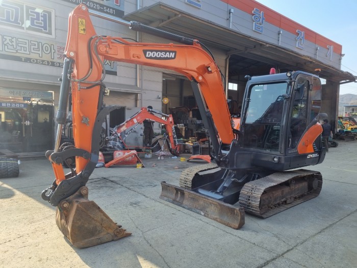 두산 DX55-5 2016년식 외관도색하여 판매합니다.