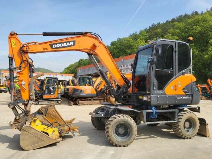 DX55W 22년 1590시간 풀셋 타이어 굴삭기 매매합니다.