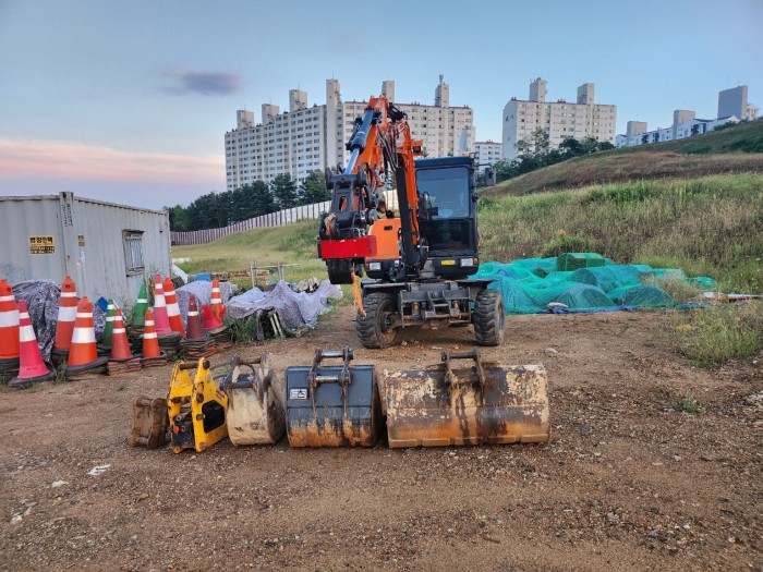 두산 03W 굴삭기 DX65W-7 2022년 1300시간 풀세트 회전링크 매매