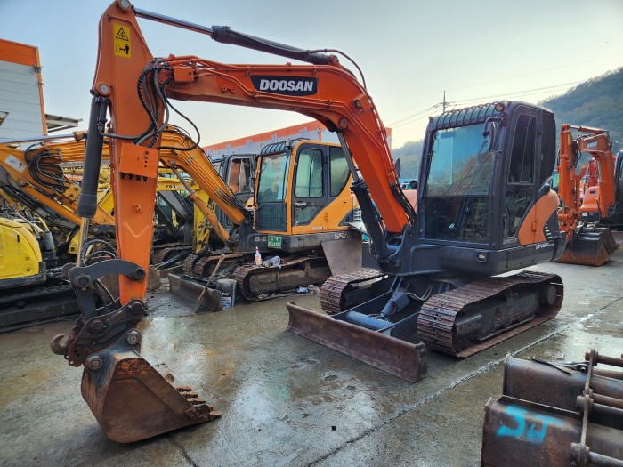 두산 궤도 02급 굴삭기 DX55MT 2016년 6500시간 매매
