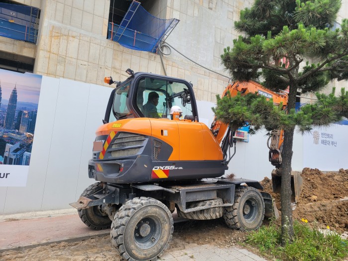 두산 DX55W 2021년 5200H 회전링크 코집 타이어 굴삭기