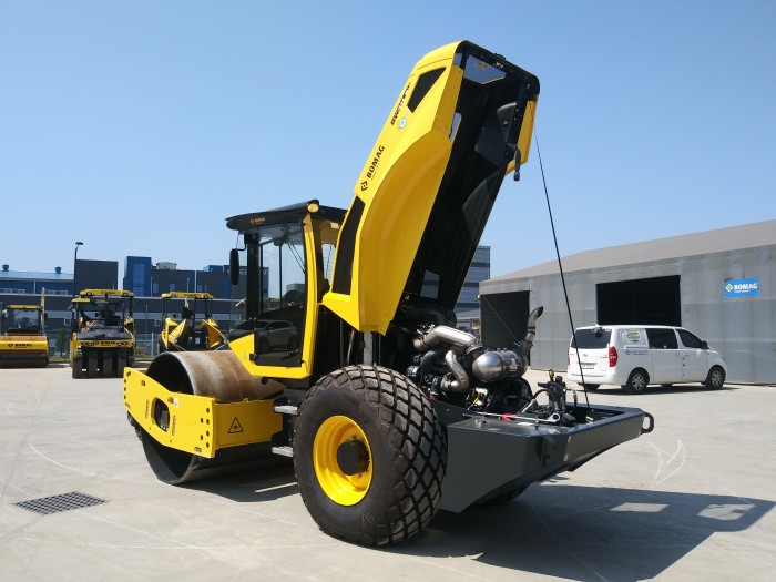 보막 10톤 BW211D-5 진동롤러 신품 팝니다.