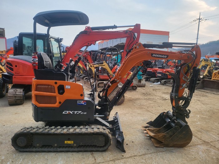 신차급! 두산 DX17 2022년 21시간 코끼리집게 굴삭기 매매합니다.