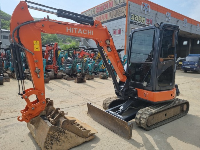 히타치 캐빈굴삭기 ZX35 2019년식 판매합니다.